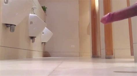 Berkongkek Di Atas Lantai Tandas Xhamster