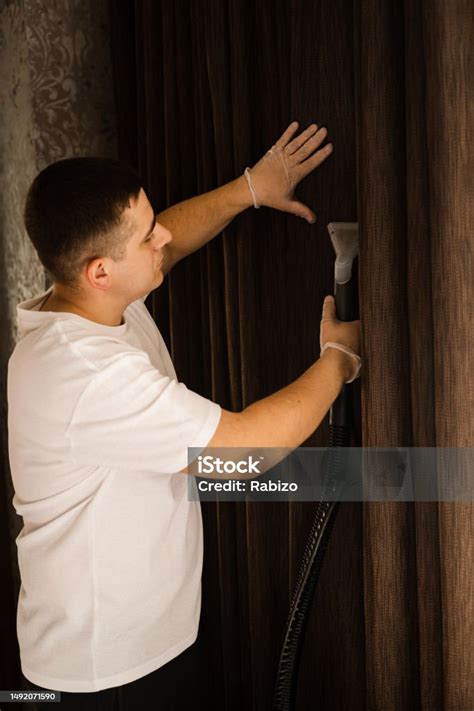 추출기로 커튼 청소 커튼에서 먼지와 먼지를 추출하는 과정 전문 청소 서비스에서 추출 방법을 사용하여 커튼을 드라이 클리닝합니다