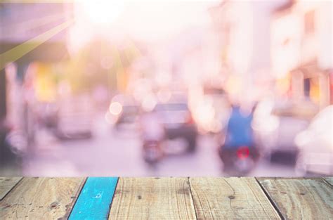 화려한 보케 빛과 오래된 빈 나무 테이블 배경으로 교통 도로를 흐리게 교통 및 여행 개념의 공간을 복사합니다 제품 디스플레이 프레젠테이션 복고풍 톤 필터 색상 스타일입니다