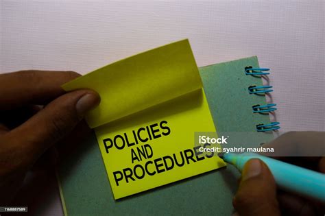 사무실 책상에 격리 된 스티커 메모에 정책 및 절차 텍스트 0명에 대한 스톡 사진 및 기타 이미지 0명 개념 건강관리와 의술 Istock