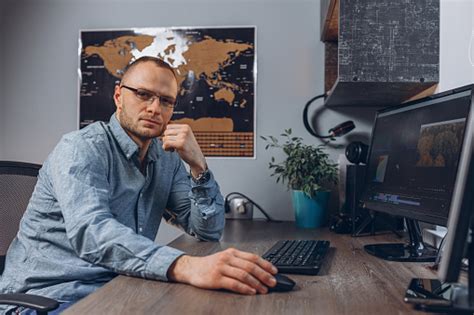 스튜디오에서 컴퓨터로 작업하는 영화 편집자의 초상화 영화 편집가에 대한 스톡 사진 및 기타 이미지 영화 편집가 영화 편집자 Istock