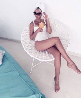 Annabel Scholeys Feet
