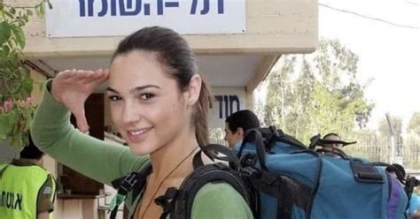 이스라엘 방위군 출신 원더우먼 갤 가돗 군 합류 당국 가짜뉴스