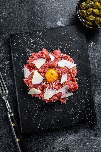 메추라기 달걀 케이퍼 파르메산 치즈를 곁들인 타르타르 소고기 검은 색 배경 위쪽 보기 가루로 빻은에 대한 스톡 사진 및 기타 이미지 Istock