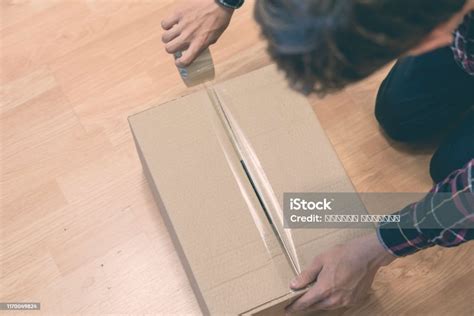 나무 표면에 배송하기 전에 다른 것들과 골판지 상자를 테이핑 손을 닫습니다 가까운에 대한 스톡 사진 및 기타 이미지 가까운 교통수단 남성 Istock