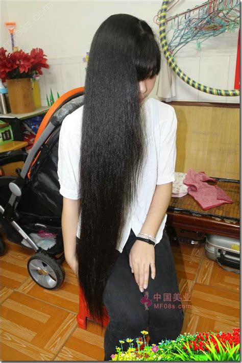 小妹万般纠结中剪下护理了多年的长发 ZY100 16 剪发 中国长发