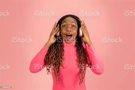 핑크 스튜디오 배경 얼굴 표정에 고립 된 젊은 아프리카 계 미국인 여성의 초상화 카피 스페이스와 아름다운 여성의 반 길이 초상화 25 29세에 대한 스톡 사진 및 기타