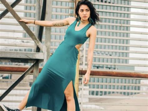 Hal 2 Buka Baju Di Panggung Widy Vierratale Disomasi Forum Pemuda