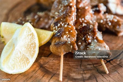 나무 배경에 꼬치에 고기의 조각을 식욕을 돋우는 음식 및 서빙 컨셉 고기에 대한 스톡 사진 및 기타 이미지 고기 구이 굽기 Istock