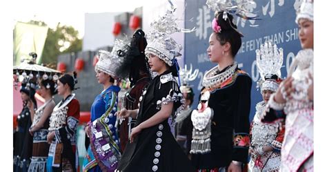 Радио Китай Селско модно ревю в провинция Гуейджоу показва красотата на местните етнически групи