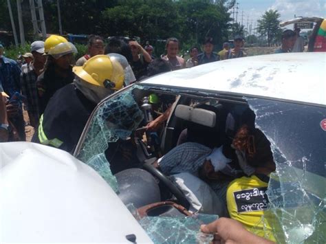 လှိုင်သာယာမြို့နယ်တွင် တက္ကစီတစ်စီးက စက်ဘီးစီးလားသည့် လူ ၂ ဦး ဝင်တိုက