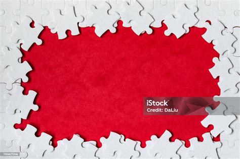 흰색 직소 퍼즐로 만든 사각형의 형태로 프레임 프레임 텍스트와 직소 퍼즐 빨간색 바탕에 직소 퍼즐 조각으로 만든 프레임 가장자리에 대한 스톡 사진 및 기타 이미지 Istock