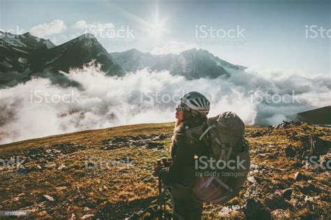 산 구름 을 관찰 배낭 여자 풍경 여행 건강 한 라이프 스타일 모험 개념 액티브 여름 휴가 야외 Mental Wellbeing에 대한 스톡 사진 및 기타 이미지 Istock