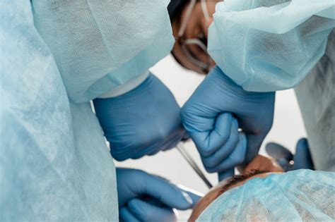 치과 의사는 수술 임플란트 배치를 수행합니다 실제 작동 치아 추출 임플란트 전문 유니폼과 치과 의사의 장비 의료 는 의사 작업장 장착 치과 25 29세에 대한 스톡 사진 및