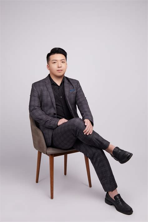 韋評 【久違的工商時間】 這周六就是我全新的線上公開班 《職場ai煉金術 》的開課日了！ 這幾天下班都在密集備課＆測試版本更新的影響 這次