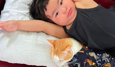 รวมรูปภาพของ “น้องอบเชย” ลูกโย่ง อาร์มแชร์ โชว์ฝีมือทำขนม กล้วยบวชพระ คุณย่ารีวิวน่ารักมากๆ