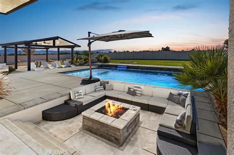 9817 Silver Palm Dr Oak Hills Ca 92344 ®