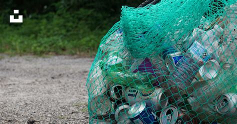 녹색 그물에 파란 플라스틱 병 사진 Unsplash의 무료 아치 크릭 이미지