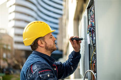 에어컨 기술자 서비스 야외 Ac 장치 및 가스 발생기 가스 압축기에 대한 스톡 사진 및 기타 이미지 가스 압축기 가정 생활