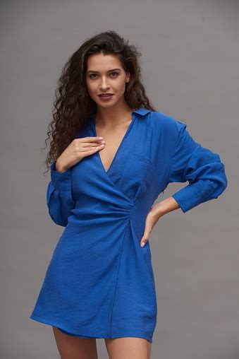 로얄 블루 색상의 짧은 우아한 드레스에 어두운 물결 모양의 머리카락을 가진 화려한 소녀 25 29세에 대한 스톡 사진 및 기타 이미지 25 29세 갈색 머리 감청색