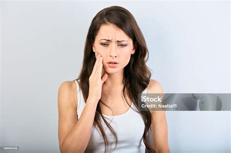 치아 통증과 치과 강한 치아 통증과 뺨을 만지는 손으로 고통받는 아름다운 젊은 여성 캐주얼 의류에 여성 고통 스러운 치 통을 느낌 여자에 대한 스톡 사진 및 기타 이미지