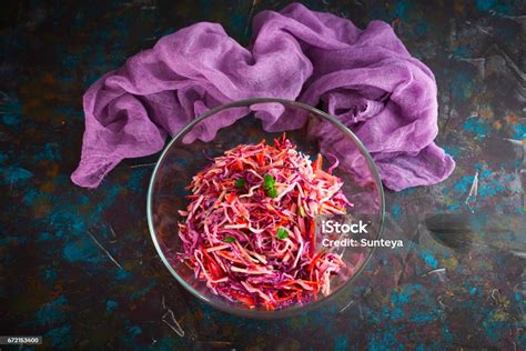 붉은 양배추와 흰 양배추 빈티지 배경에 유리 그릇에 당근 야채 샐러드 양배추 샐러드 건강 한 먹는입니다 0명에 대한 스톡 사진 및 기타 이미지 Istock