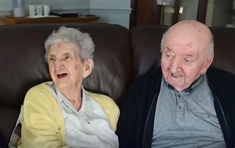 98 Jährige Mutter Zieht Ins Pflegeheim Um Sich Um Den Kranken 80