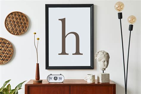 디자인 티크 컴모드 블랙 모의 포스터 프레임 시계 말린 꽃 장식 흰색 벽 및 개인 액세서리와 거실 인테리어의 복고풍 현대 작곡