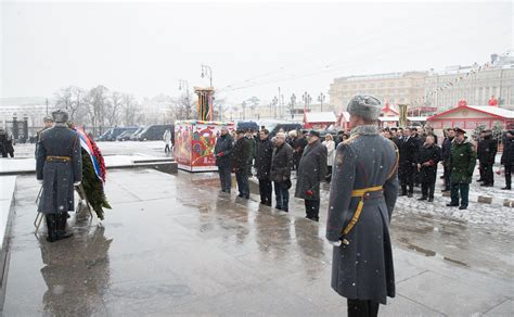 В Матвиенко приняла участие в церемонии возложения венка к Могиле Неизвестного Солдата Совет