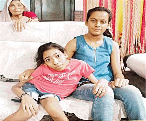 ICSE results बहन बन मसल एक दसर क हसल बढकर जत लय आसमन