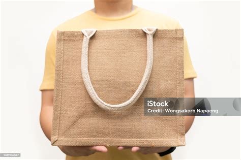 하얀 바탕에 황마 가방이나 자루 가방을 들고 있는 남자 재사용 가능한 쇼핑백 30 34세에 대한 스톡 사진 및 기타 이미지 30 34세 가방 개념 Istock