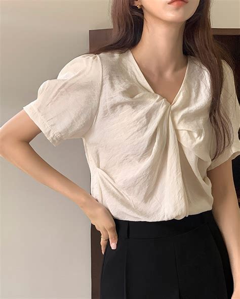 그로브 언발 꼬임 반팔 블라우스 에이블리