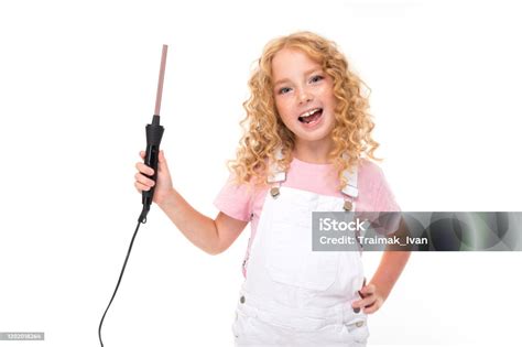 저지 흰색 점프 수트에 빨간 힙 머리를 가진 어린 소녀 흰색 운동화는 얇은 쟁기에 그녀의 머리를 회전 곱슬 머리에 대한 스톡 사진 및 기타 이미지 Istock