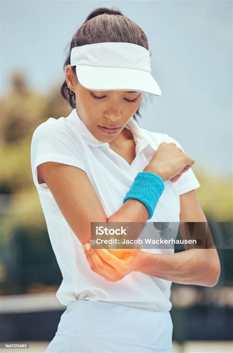 테니스 여자 팔꿈치 통증 및 건강 운동 훈련 및 건강 운동에서 스포츠 코트에 추상적 인 부상 경기 경기에서 선수의 피트니스 스트레스 소진 및 의료 응급 상황 또는 팔 사고