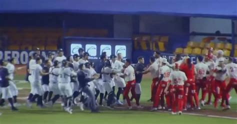 Se Vaciaron Las Bancas Por Intento De Pelotazo En La Liga Mexicana De