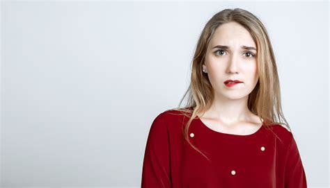 긴 금발 머리를 가진 펜시브 매력적인 유럽 젊은 여자 나쁜 생각에 의해 화가되고 흰색 배경 위에 격리 텍스트의 공간 복사 건강한 생활방식에 대한 스톡 사진 및 기타 이미지