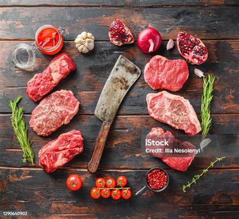 오래된 나무 어두운 테이블 상단 보기 위에 쇠고기 스테이크프레임에 정육점 고기 칼 고기에 대한 스톡 사진 및 기타 이미지 고기 날것 다양 Istock