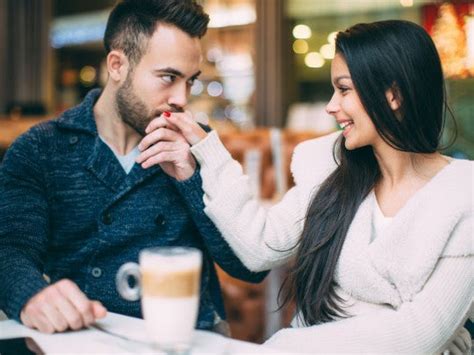 Qu Significa Que Un Hombre Te Bese La Mano Descubre El Valor De Ese Hermoso Gesto