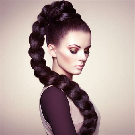 ژست زن زیبا با موهای مشکی و قهوه ای تیره باشکوه آرایش کامل و جواهرات گردنبند دستبند گوشواره تاج