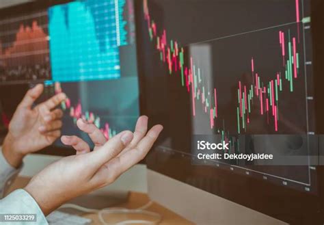 사업 그룹 고 보기 방향 변경 평균 선 주식 가격 운동 주식 거래 위쪽 및 아래쪽의 손 디스플레이에 컴퓨터 화면 경제에 대한 스톡 사진 및 기타 이미지 Istock