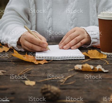 노트북과 펜과 단풍 나무 테이블에 커피와 스카프 한 잔과 인간의 손 나무 테이블에 커피와 스카프한 잔을 들고 있는 인간의 손 10월에 대한 스톡 사진 및 기타 이미지