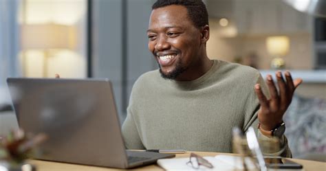 화상 통화 회의 행복한 의사 소통 및 흑인이 웨비나에서 비즈니스에 대해 이야기하고 기술에 대한 의사 소통을하고 집에서 노트북으로 작업합니다 화상 회의에 미소를 짓는 아프리카