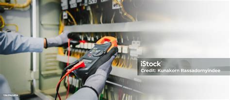 전기 엔지니어는 보호 릴레이에서 전기 설치 및 배선을 테스트하여 멀티미터로 측정합니다 전기공에 대한 스톡 사진 및 기타 이미지 전기공 손 개폐 장치 Istock