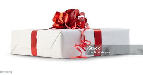 메리 크리스마스 선물 선물 상자는 빨간색 밝은 리본 활로 싸여 있으며 인사말 카드 발렌타인 데이 및 어머니의 날 쇼핑 또는 광고 배너에 대한 흰색 배경에 고립 된 정면도