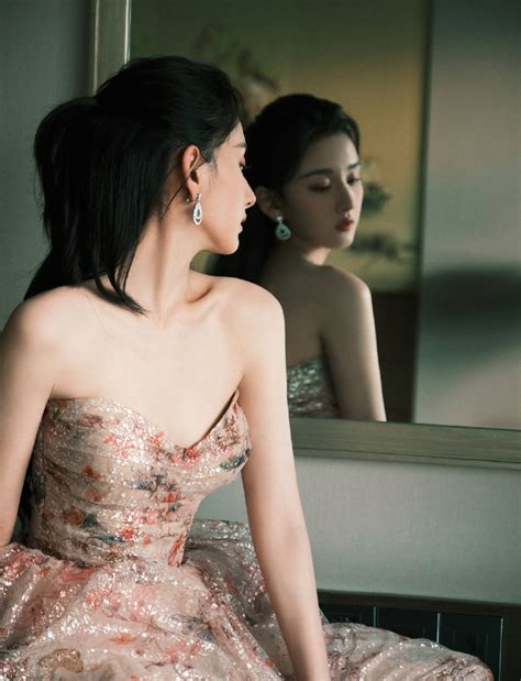 宋祖儿一袭轻纱碎花裙明媚动人 低头浅笑俏皮甜美 搜狐大视野 搜狐新闻