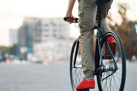 ببینید برخورد خنده‌دار دو دوچرخه سوار بر اثر اشتباه فردی خبرآنلاین