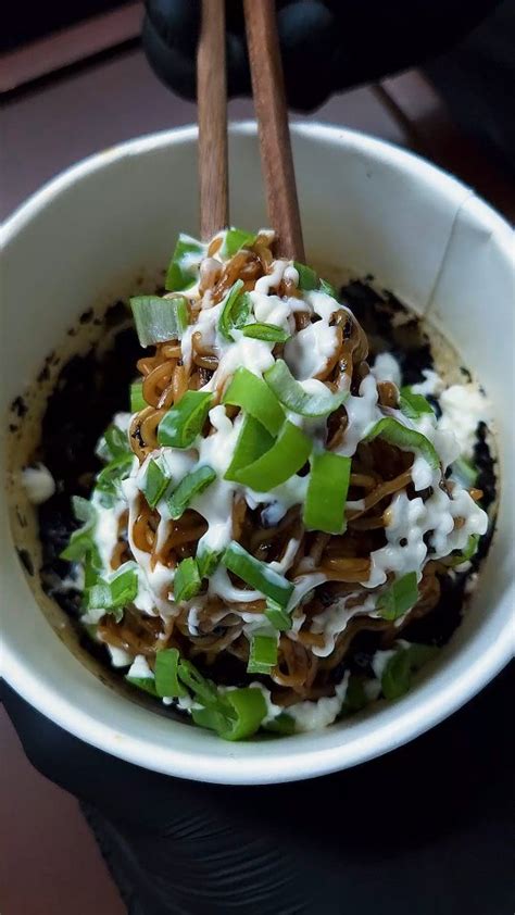 초간단 라면 맥앤치즈 레시피🧀 라면으로도 맥앤치즈를 만들 수 있다구요 한 번 맛보면 중독되는 꾸덕고소한 면앤치즈 재료 라면사리 1개 잘게 부숴서 준비 우유