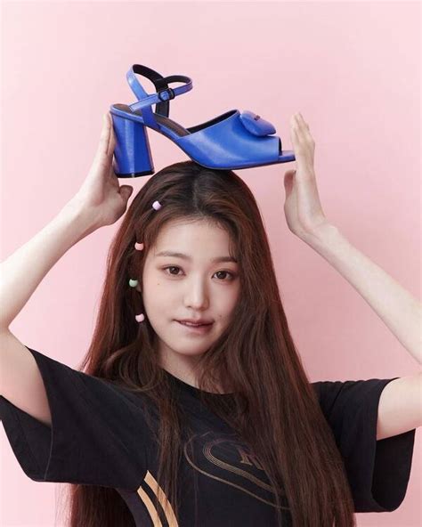 Ive张元英穿黑丝袜拍杂志写真 大秀超长美腿 搜狐大视野 搜狐新闻