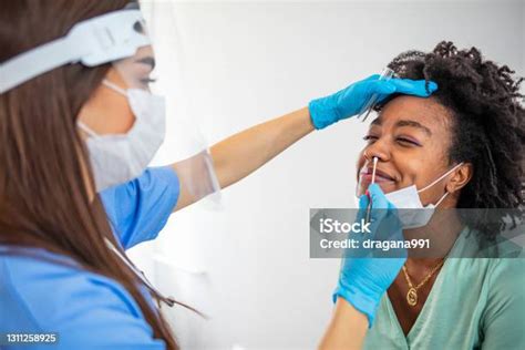 보호복을 입은 의사 실험실 조수는 병든 환자를 면봉합니다 20 24세에 대한 스톡 사진 및 기타 이미지 20 24세 25 29세 2명 Istock