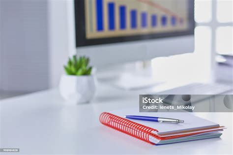 대리석 책상에 작업 프레 젠 테이 션 이랑 데스크톱 컴퓨터 및 사무 용품 노트북에 대한 스톡 사진 및 기타 이미지 노트북 데스크탑 컴퓨터 디자인 전문가 Istock